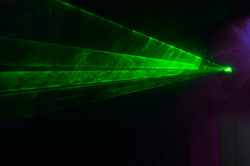 Mysterious Green Laser Beam Seen Projecting From Flying Craft - Giza ...