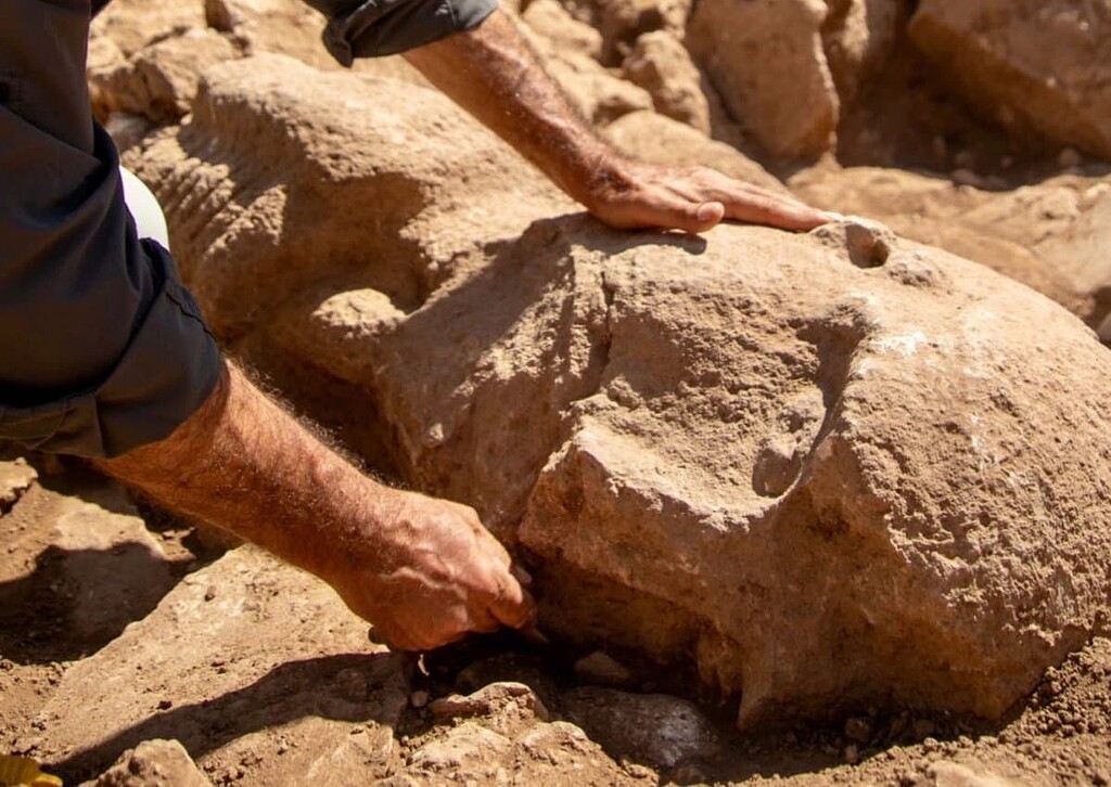 An amazing capture of the 11,000+ year old 7+ ft Karahantepe humanoid ...